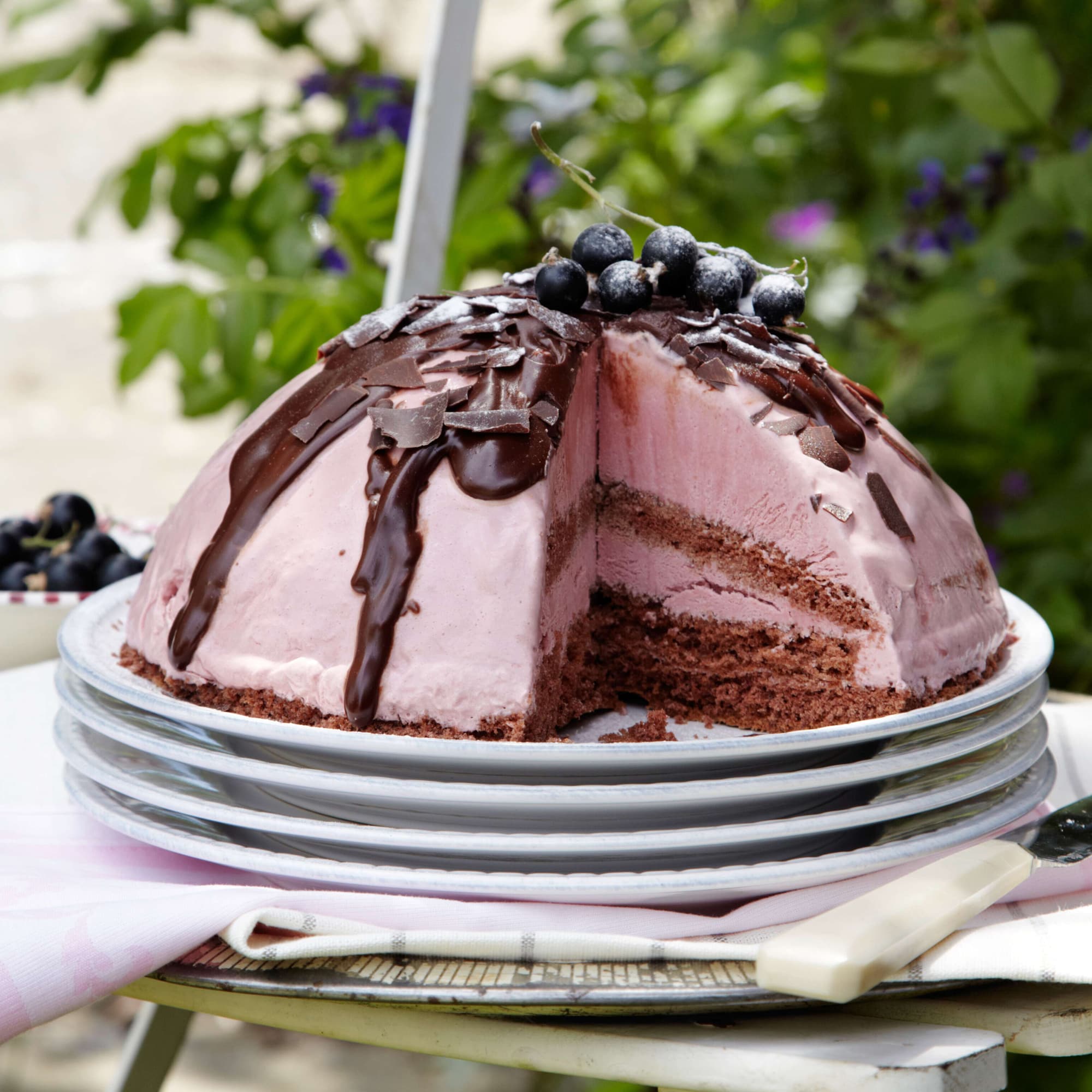 Cassis-Glace mit Blütenzucker | Rezept