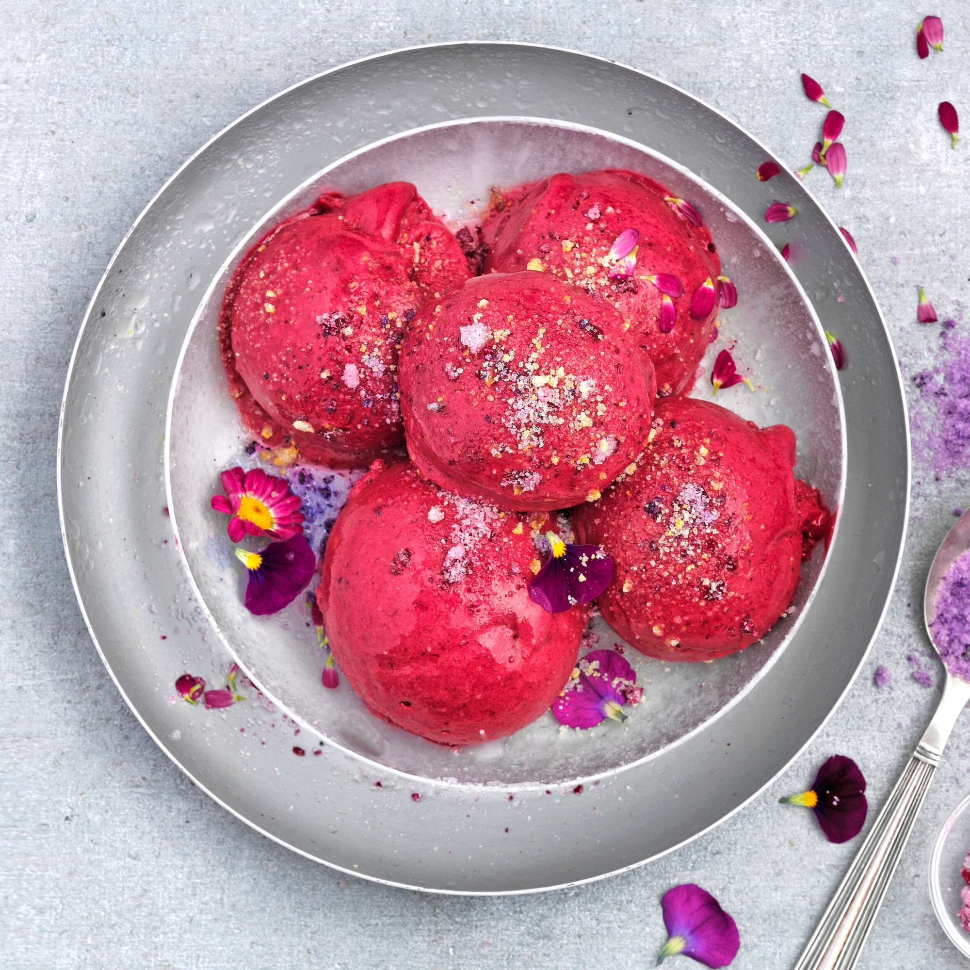 Cassis-Eisbombe | Rezept