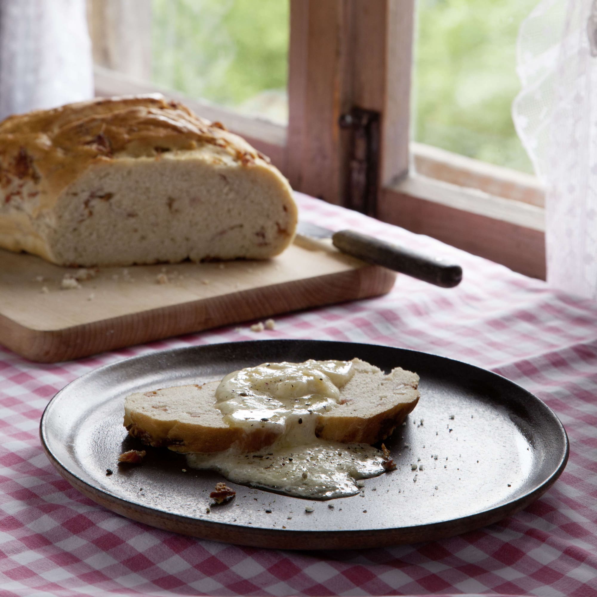 Speckbrötli mit Zwiebeln | Migusto
