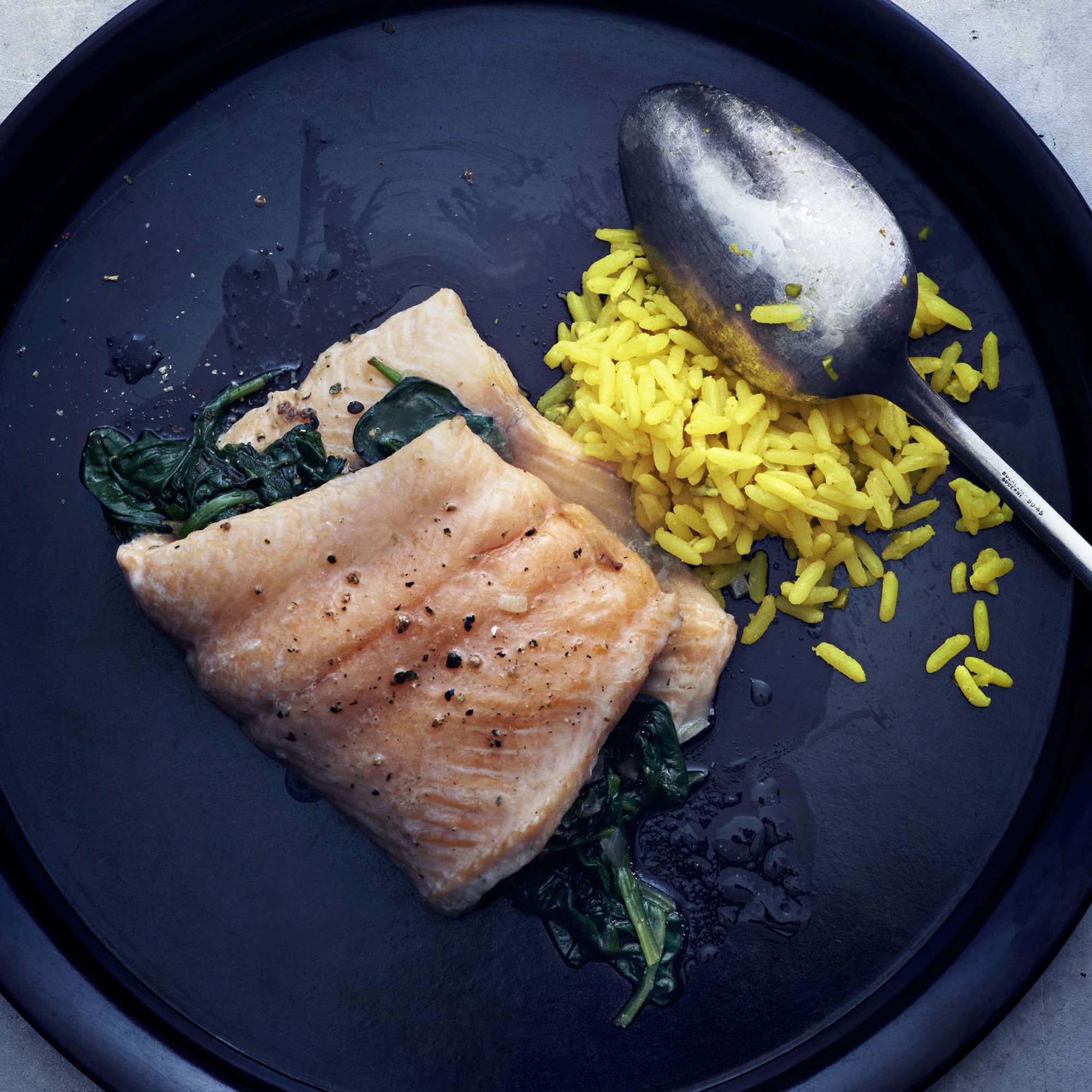 Gebratene Felchenfilets mit Senfsauce auf Spinat | Migusto