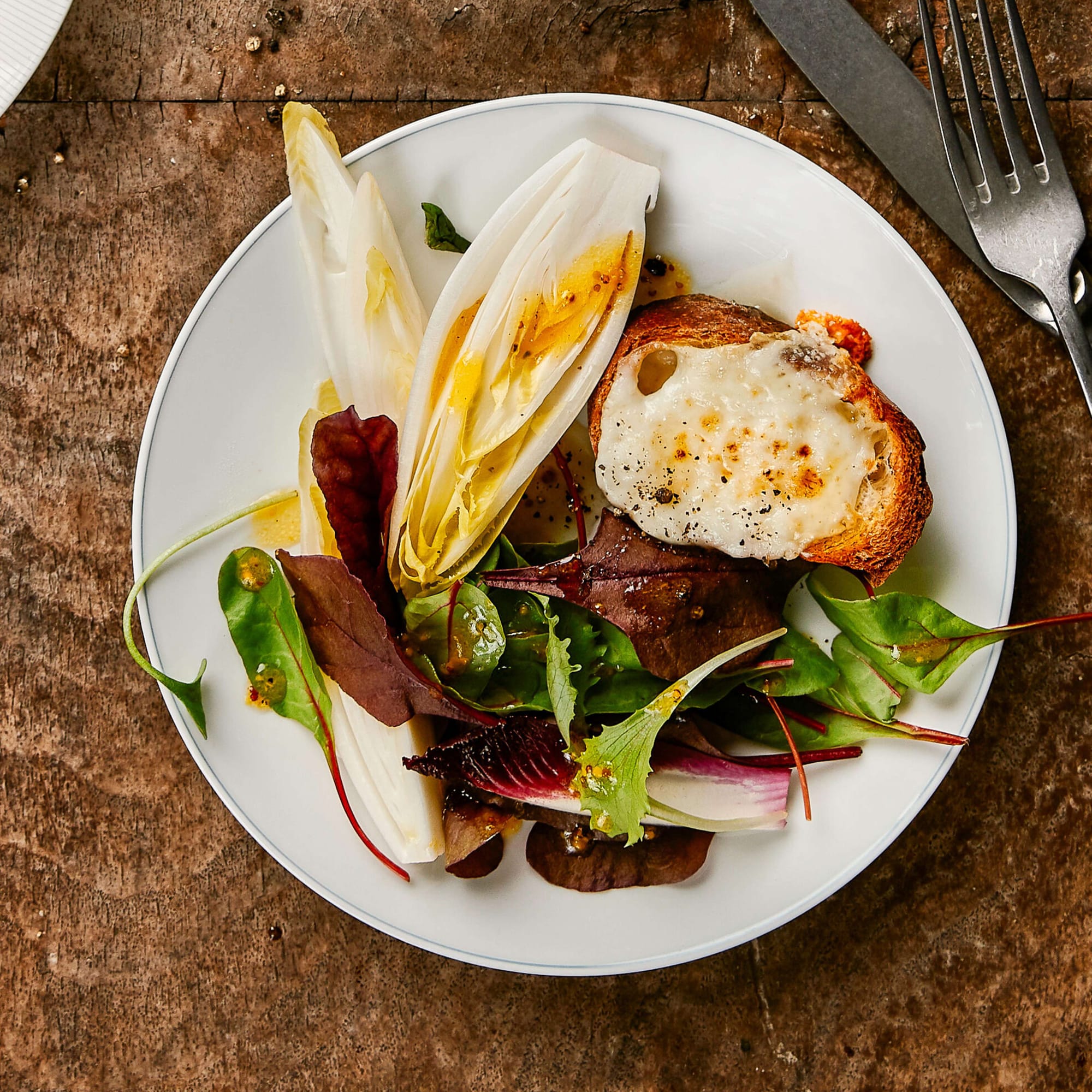 Salade d’hiver au chèvre chaud et aux fruits épicés | Recette