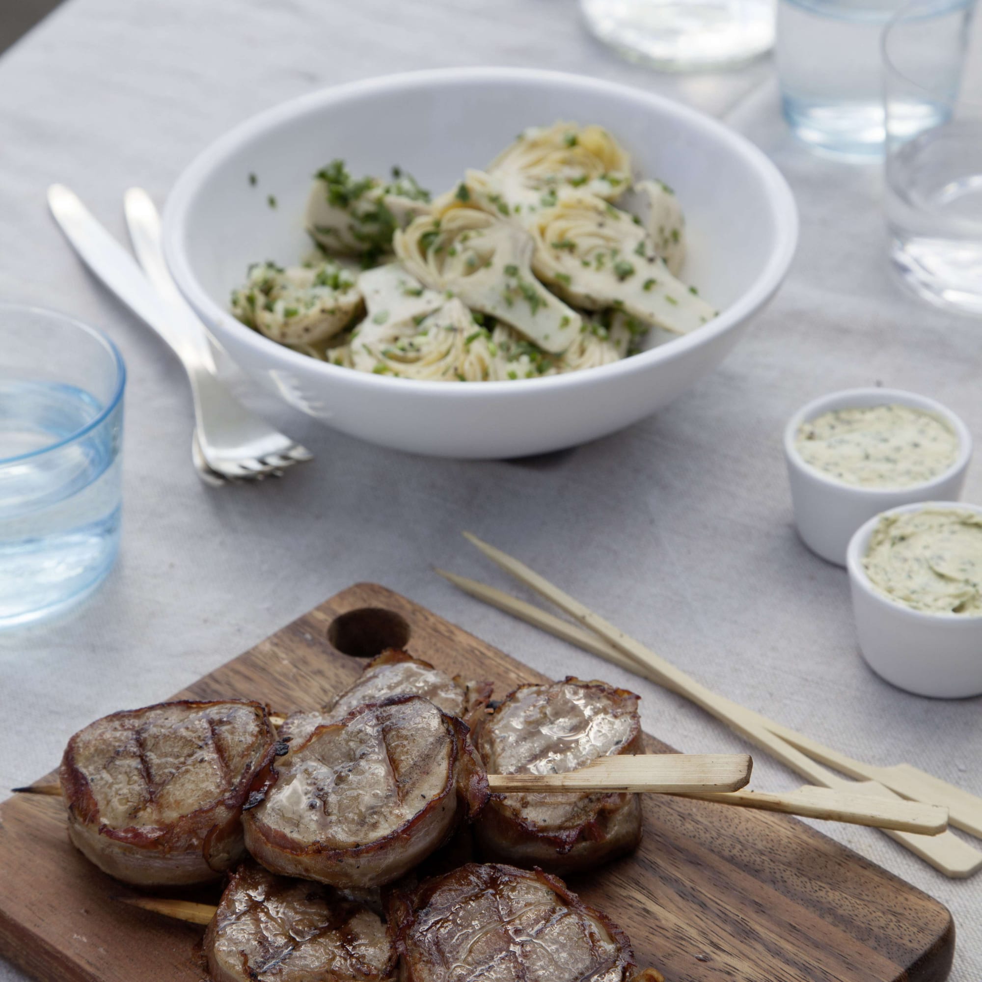 Entrecôte parisienne avec beurre aux herbes et maïs grillés | Recette