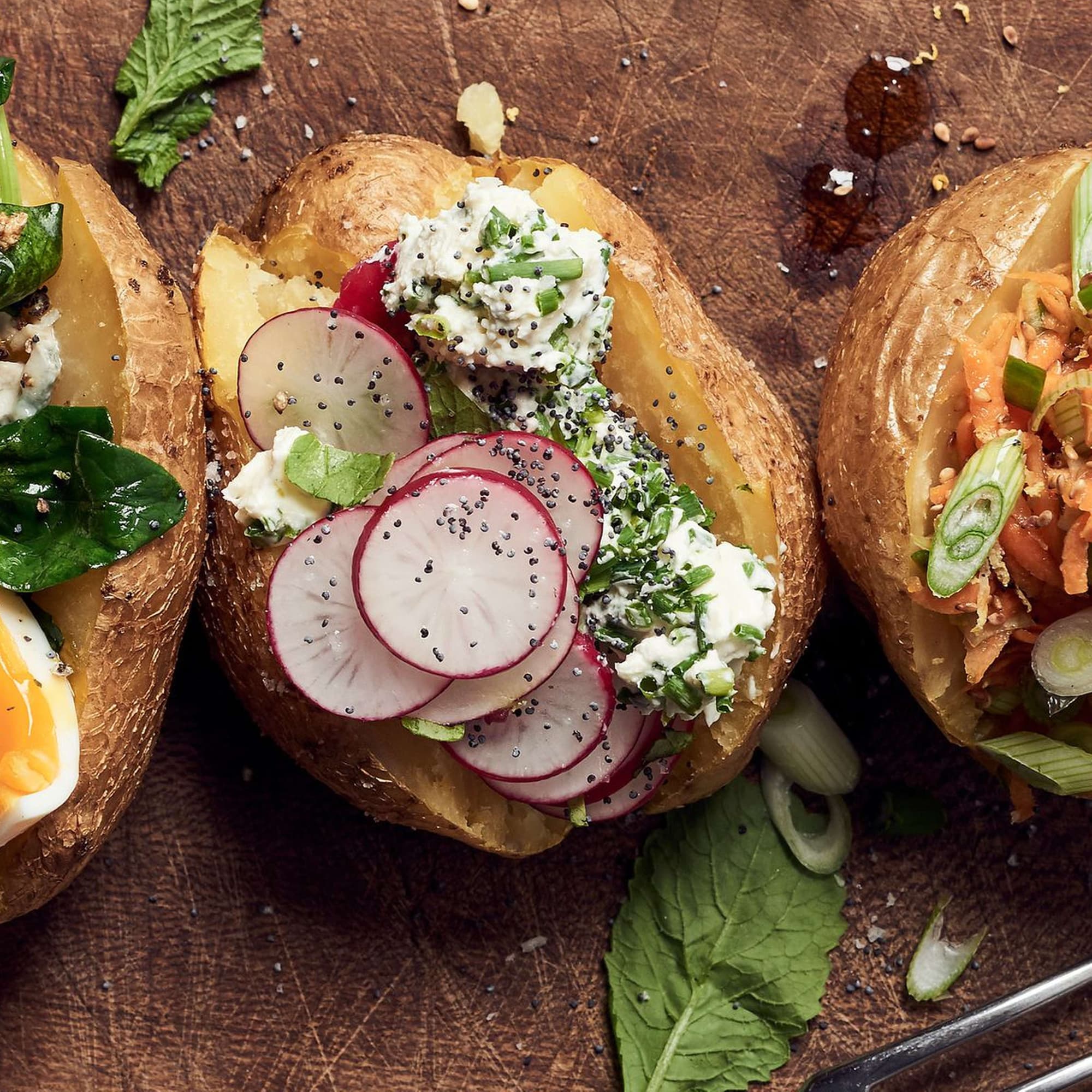 Baked potato avec carotte, oignons nouveaux et sésame | Recette