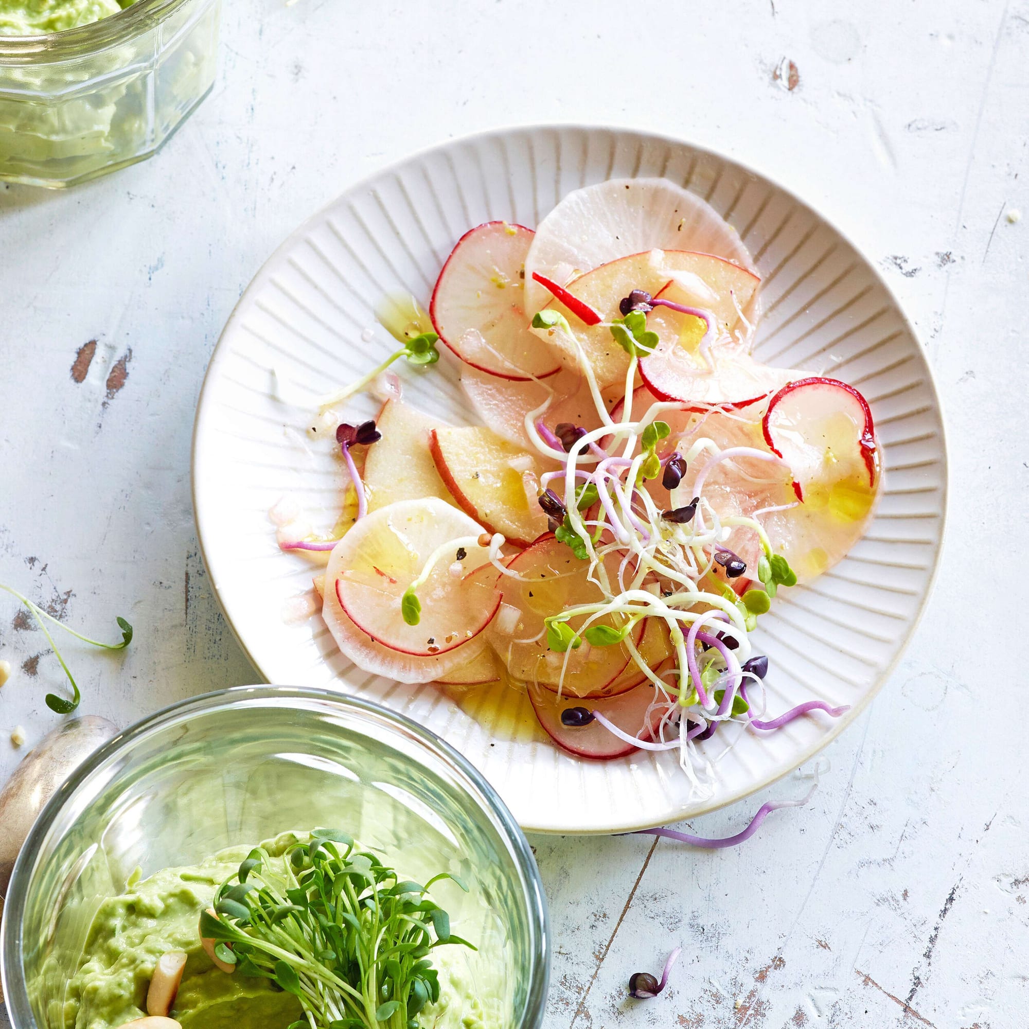 Rettich-Apfel-Salat mit geräucherter Forelle | Migusto