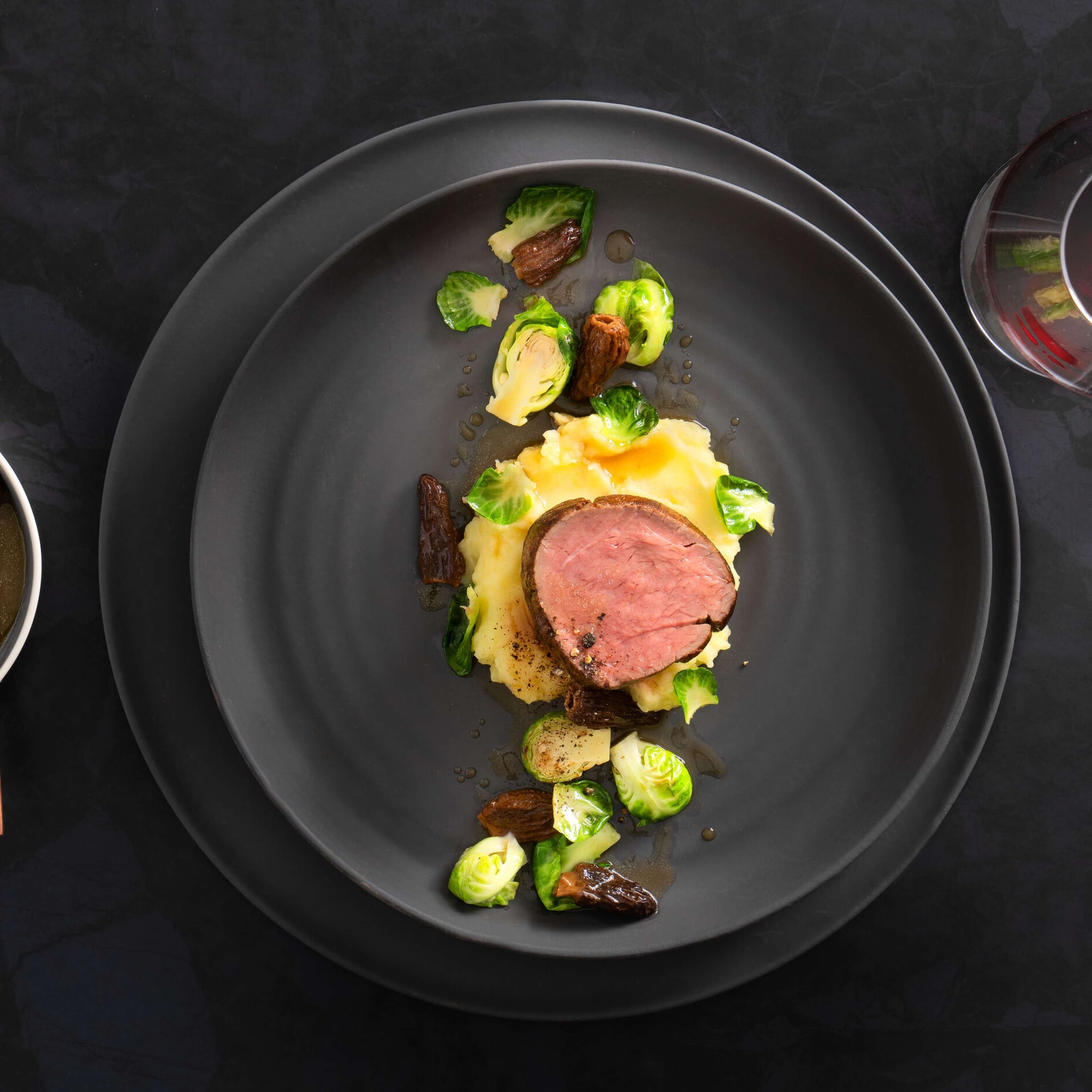 Filetto di manzo in manto di prosciutto alla salsa al balsamico | Ricetta
