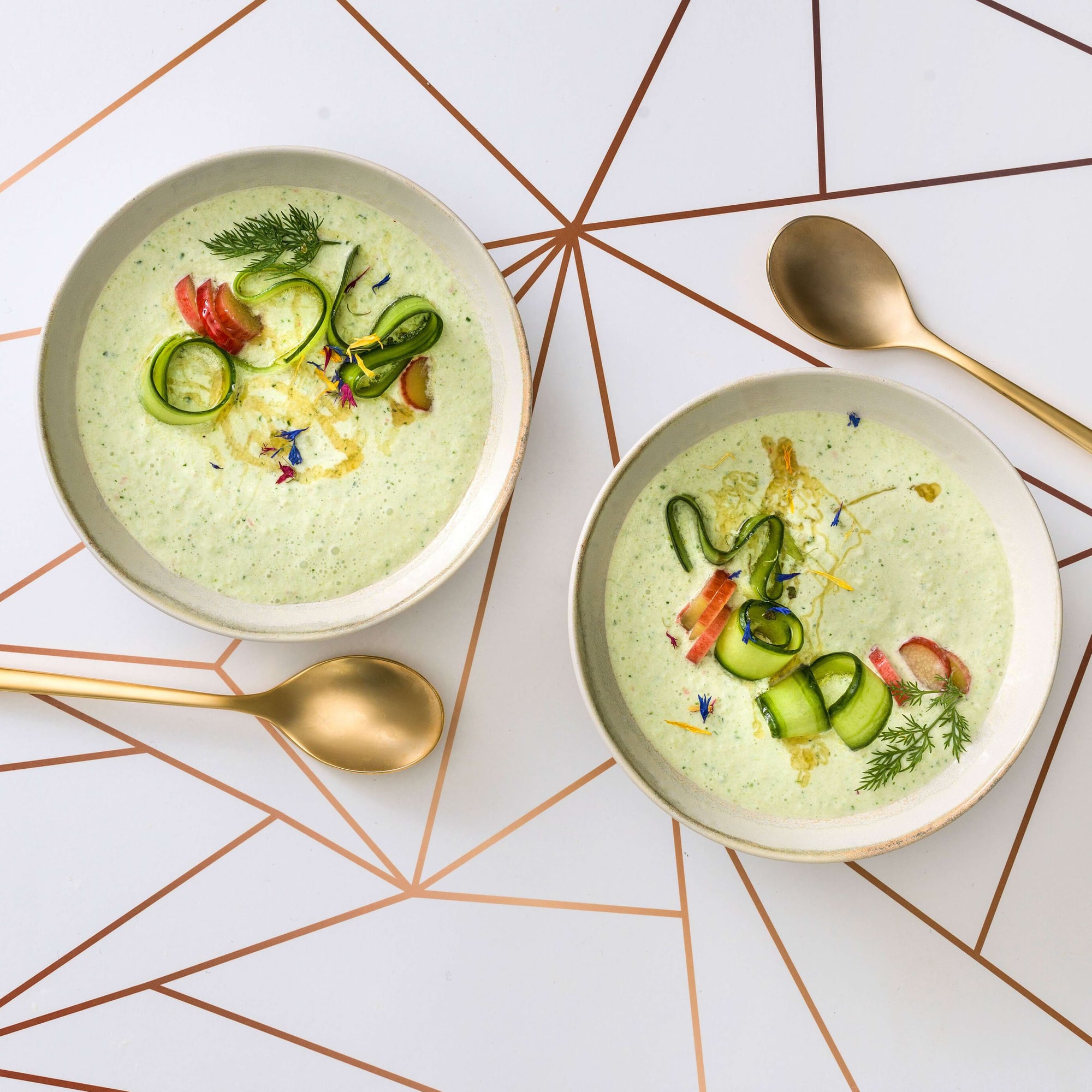 Soupe froide aux œufs avec légumes | Recette