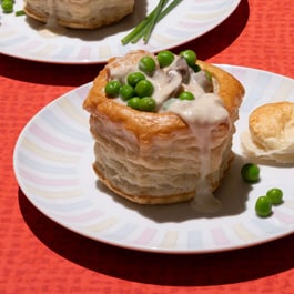 Pastetli mit Wienerli, Erbsen und Rüebli | Rezept