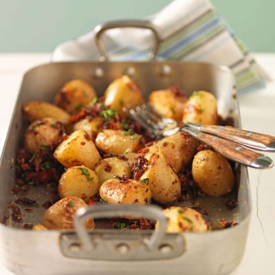 Pommes de terre au four au pesto rouge | Recette