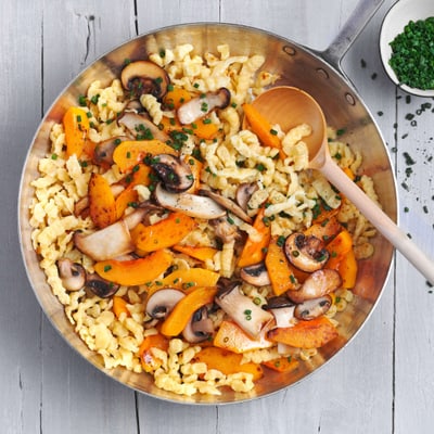 Chnöpfli ohne Ei mit Paprika-Randen | Rezept