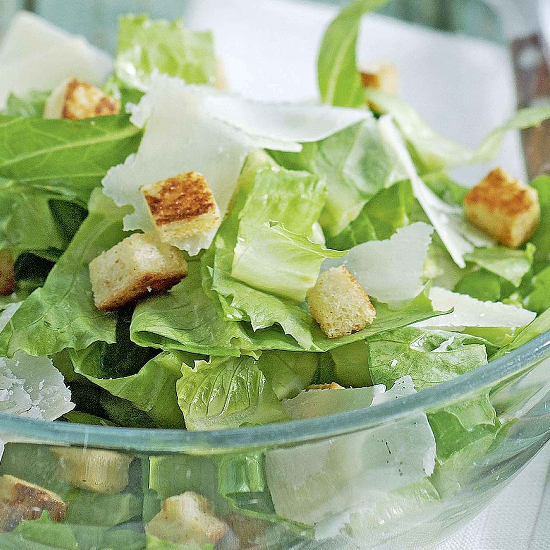 Caesar salad con pollo e pancetta | Migusto