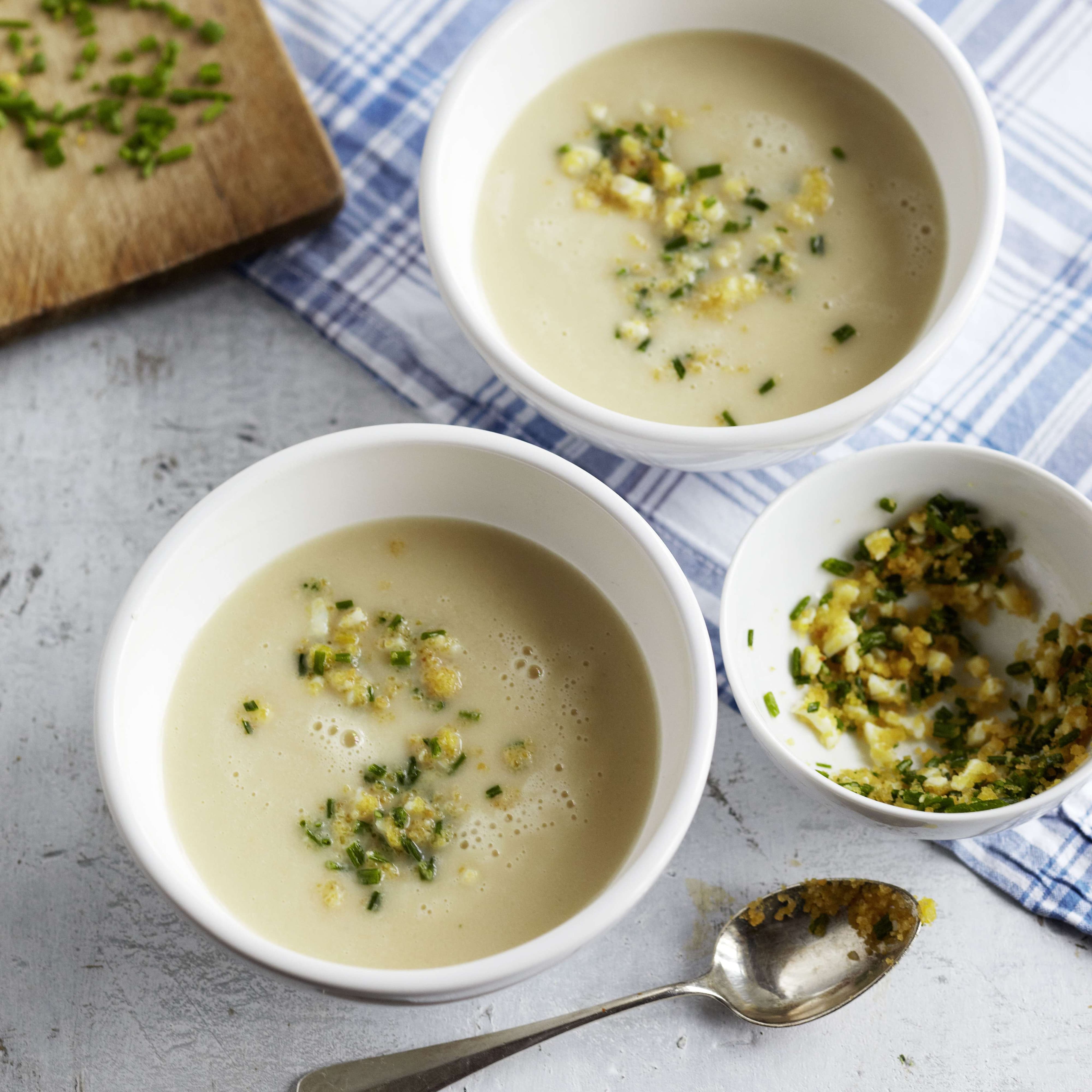 Selleriesuppe mit Kräuteröl | Migusto