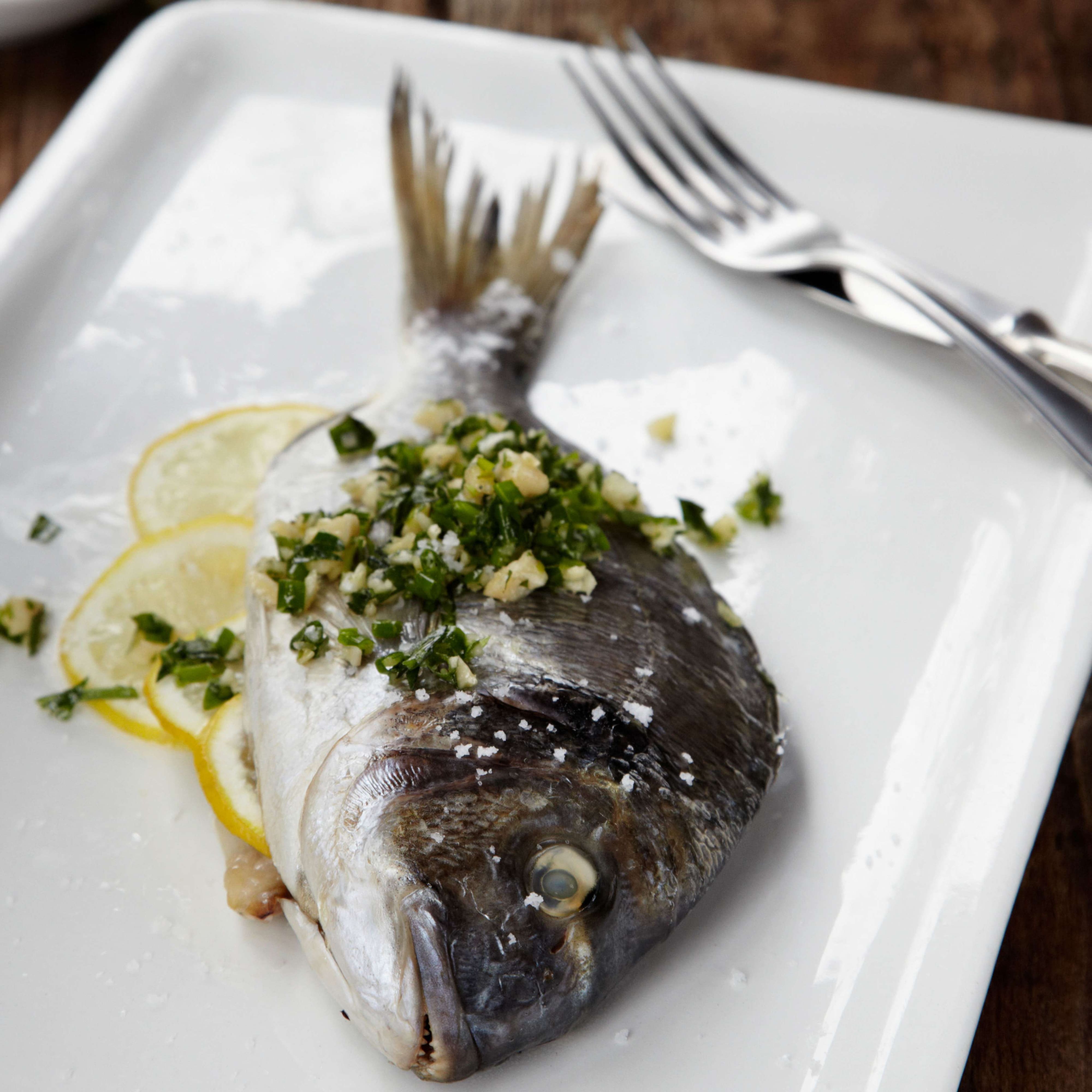 Dorade in Salzkruste mit Zitronensauce | Migusto