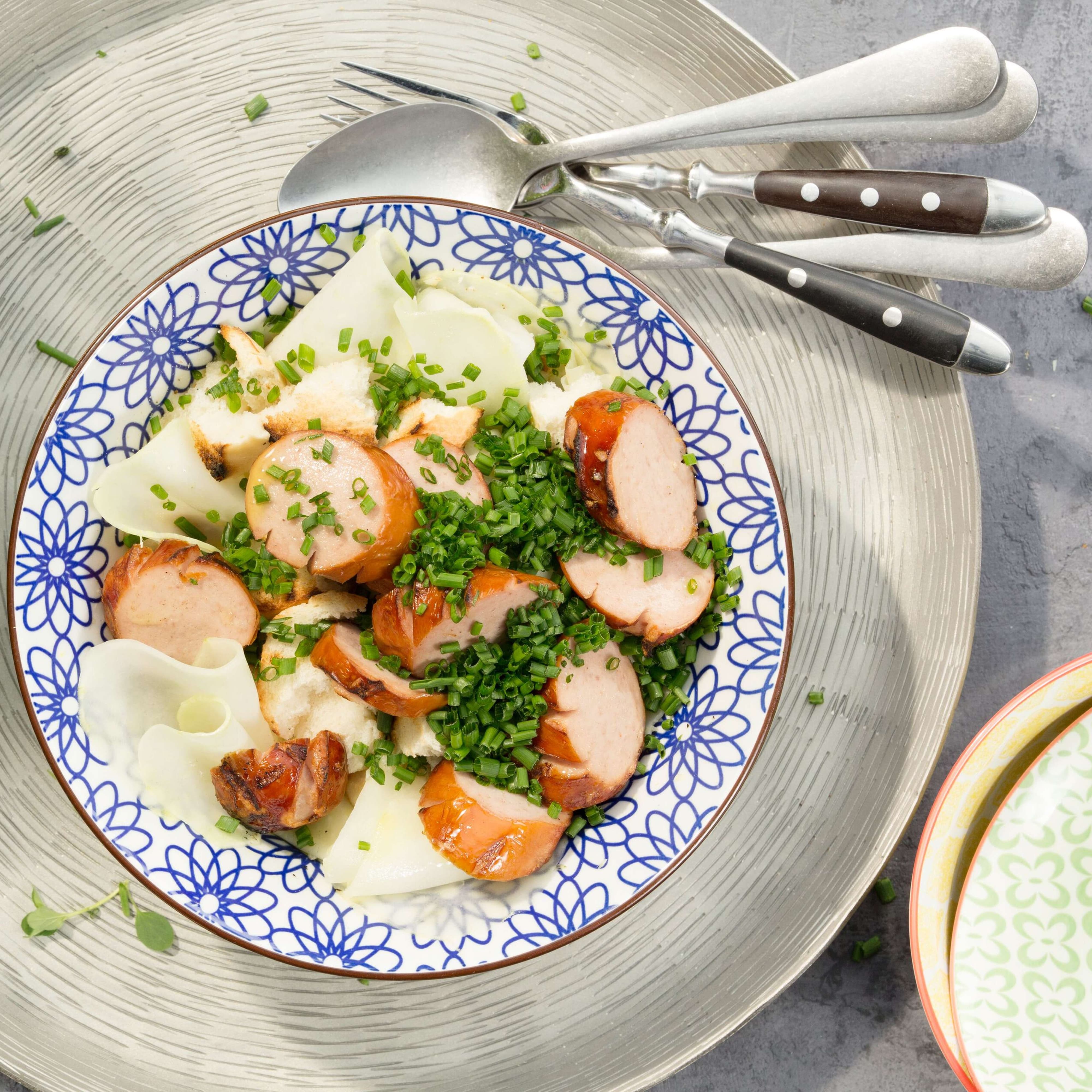 Salade de cervelas et de fromage avec radis roses | Migusto