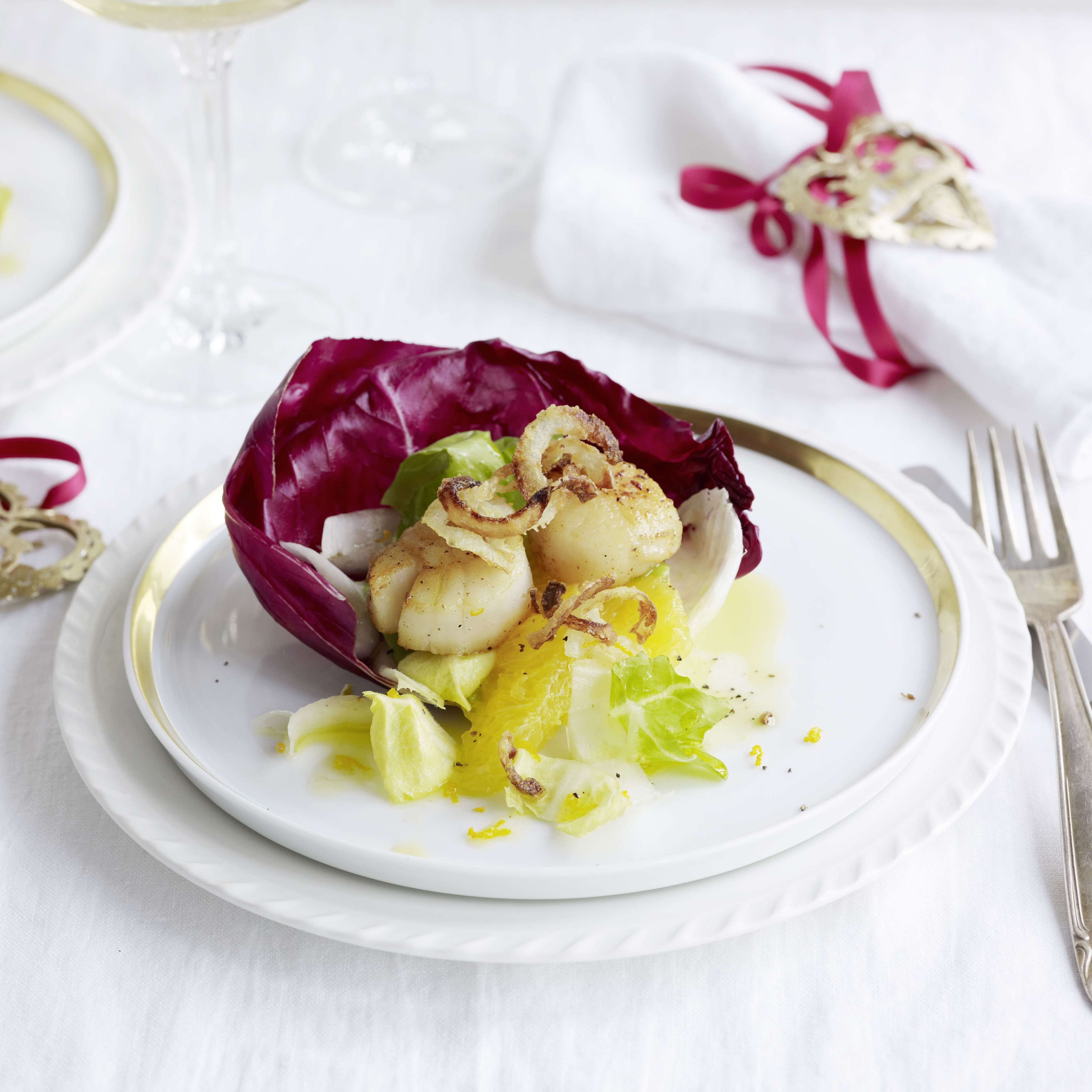 Capesante su letto di porri con vinaigrette alla pancetta | Ricetta