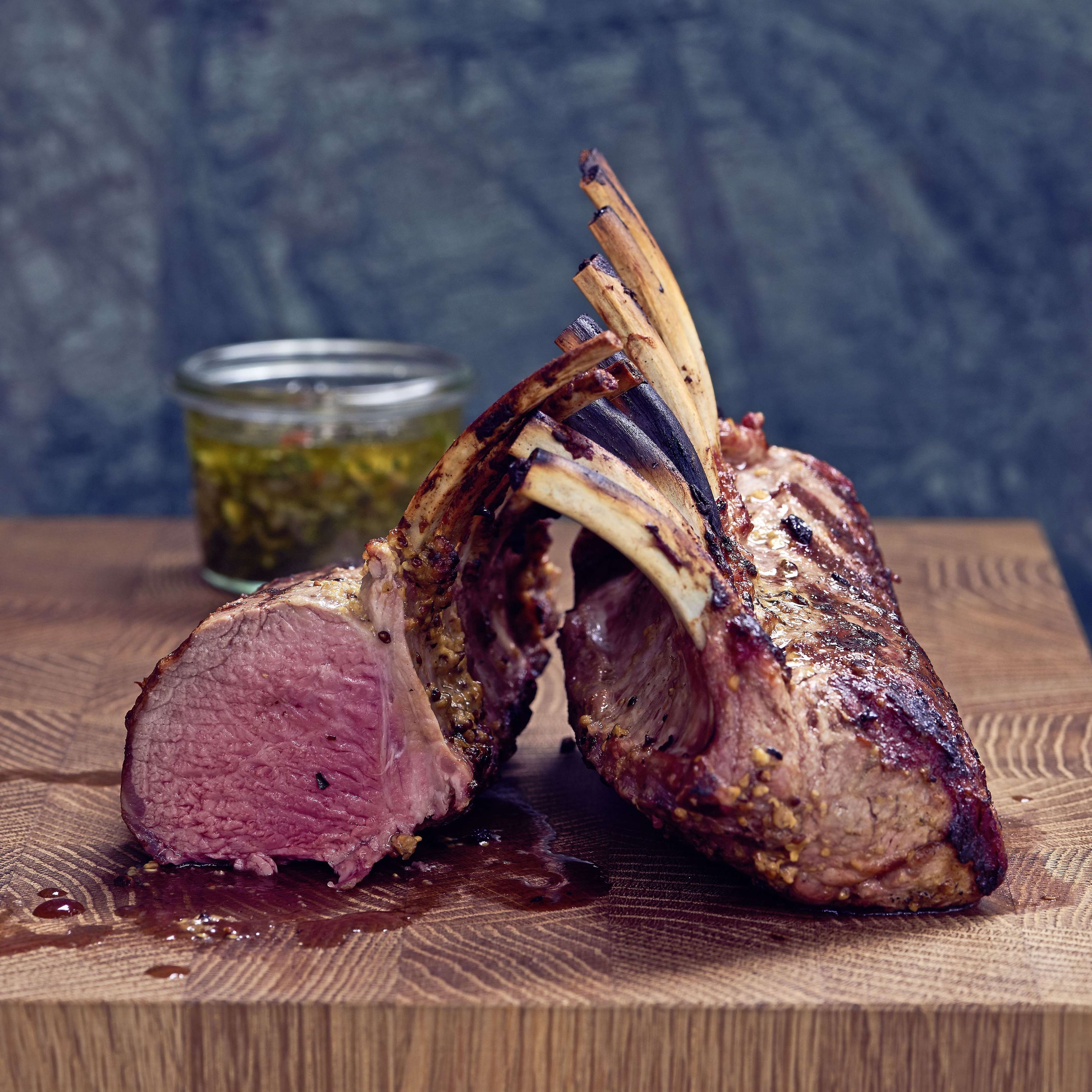 Lammracks an Honig-Kräuter-Marinade | Rezept