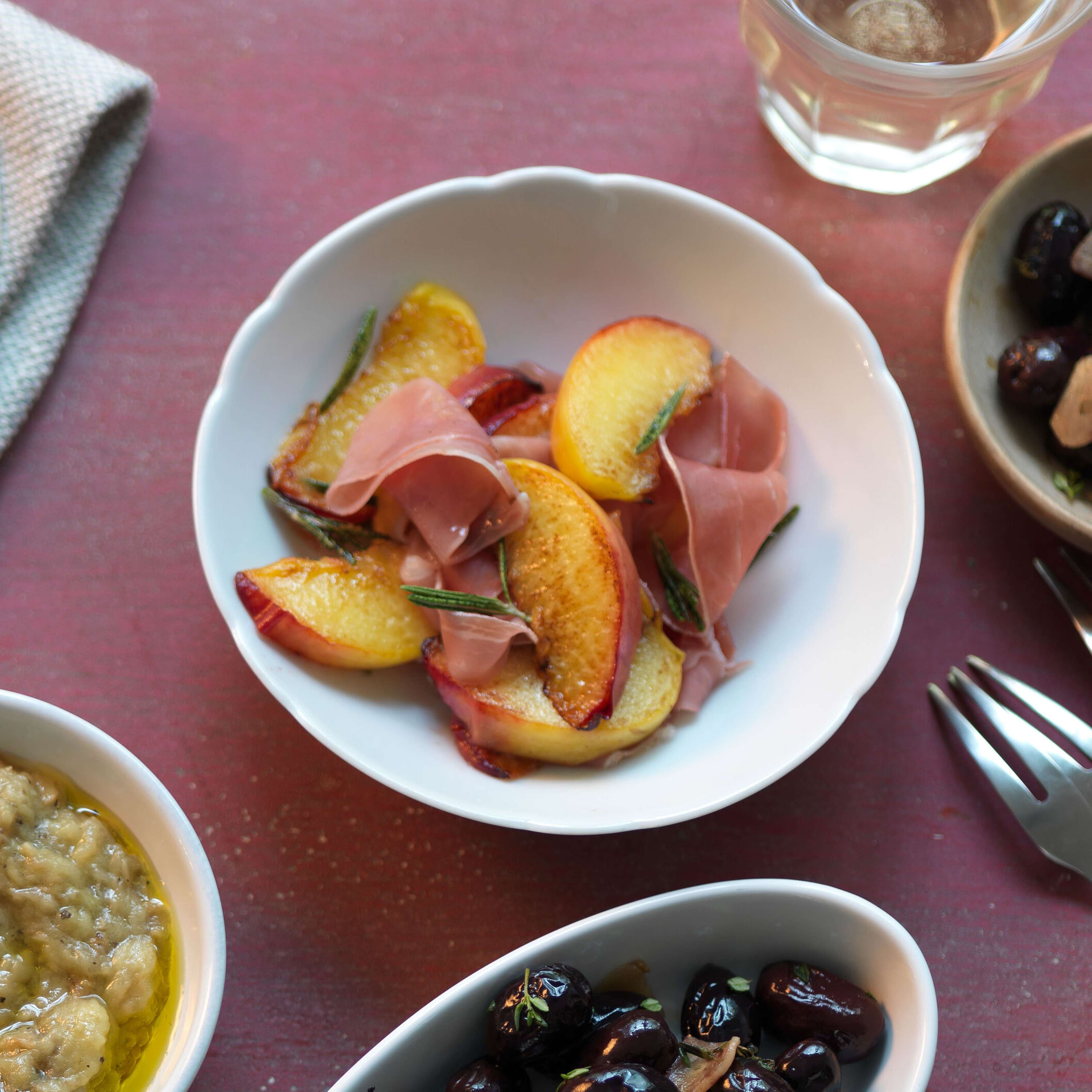 Datteln mit Frischkäse und Rohschinken | Rezept