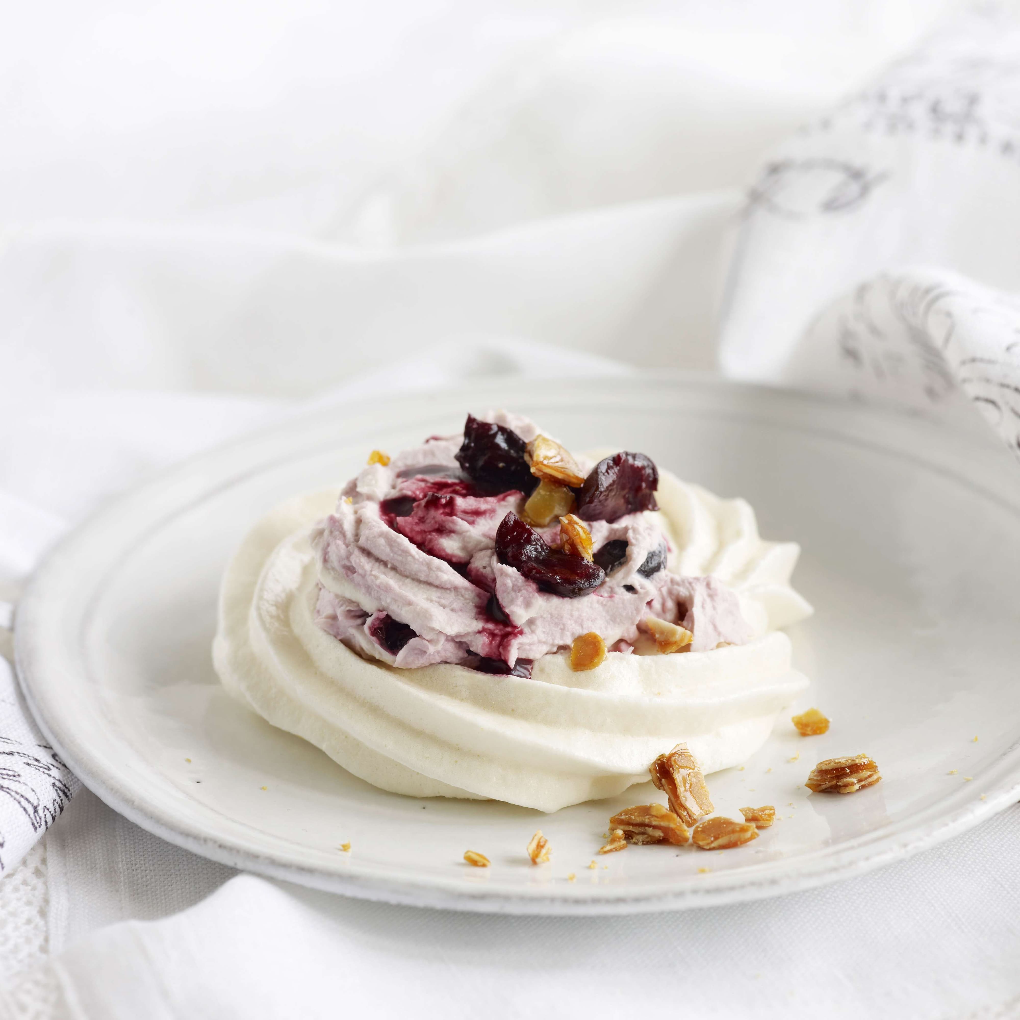 Meringa con doppia panna e fragoline di bosco | Migusto