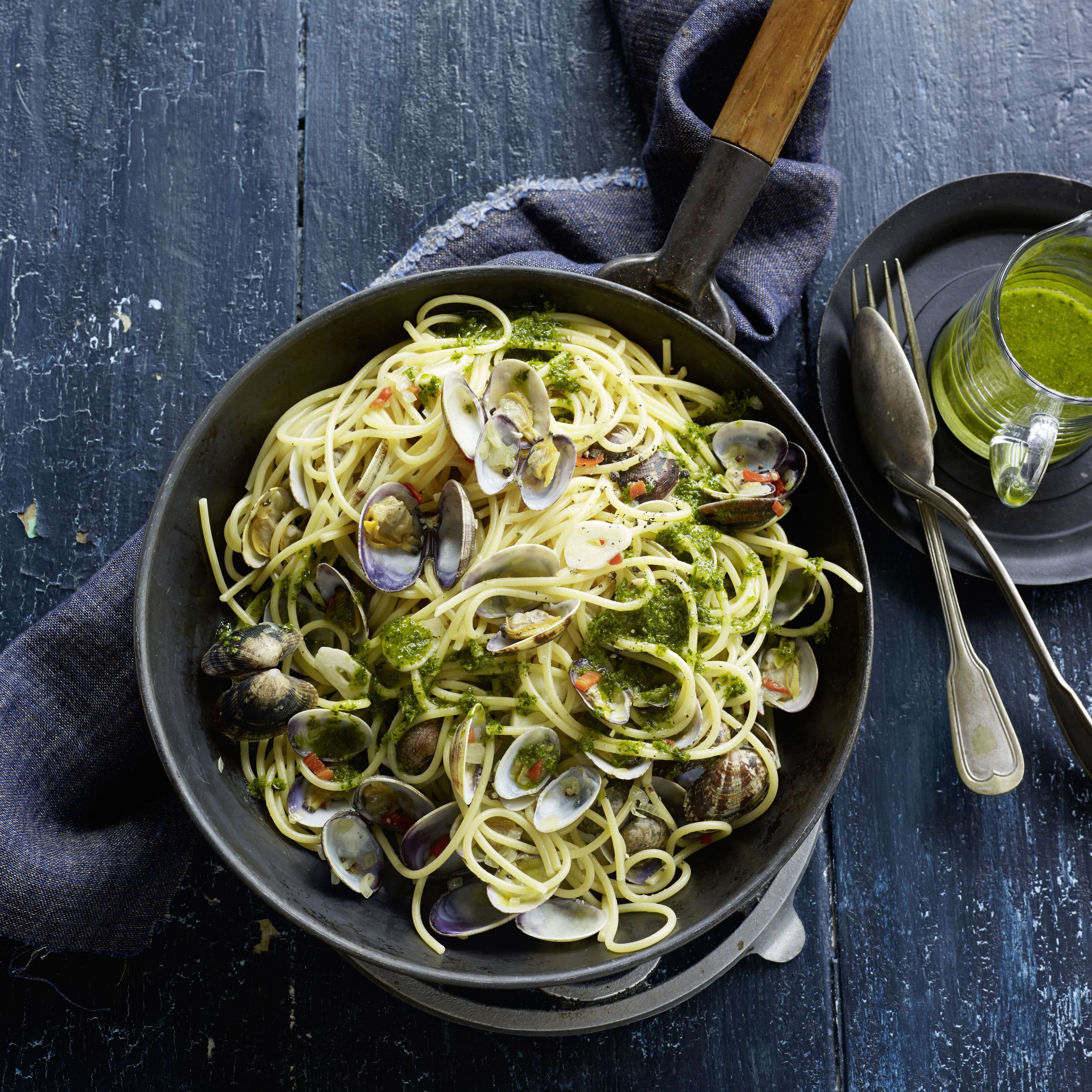 Spaghetti alle vongole avec tomates et fines herbes | Migusto