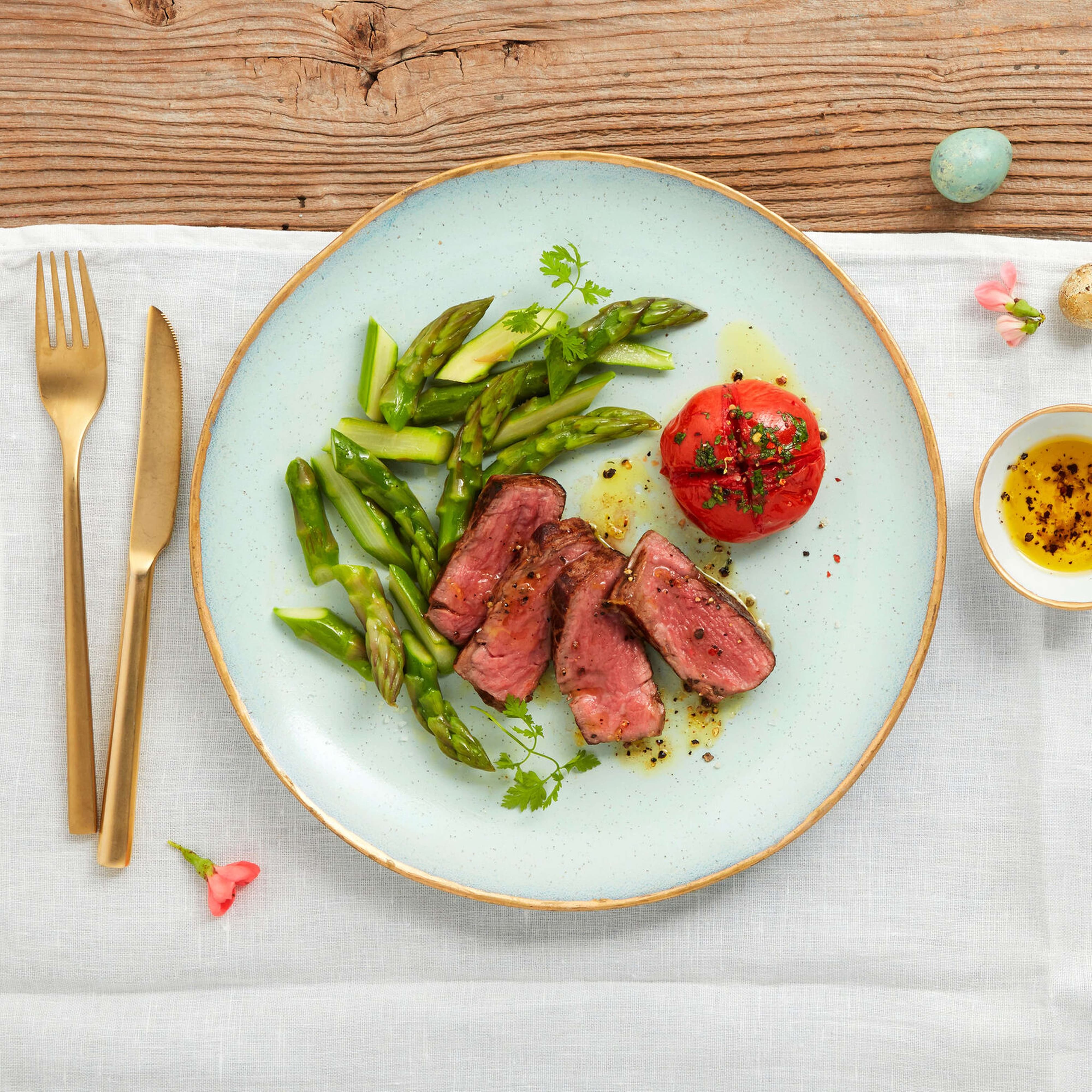 Rindsfilet mit Spargeln und Curry-Butter | Rezept