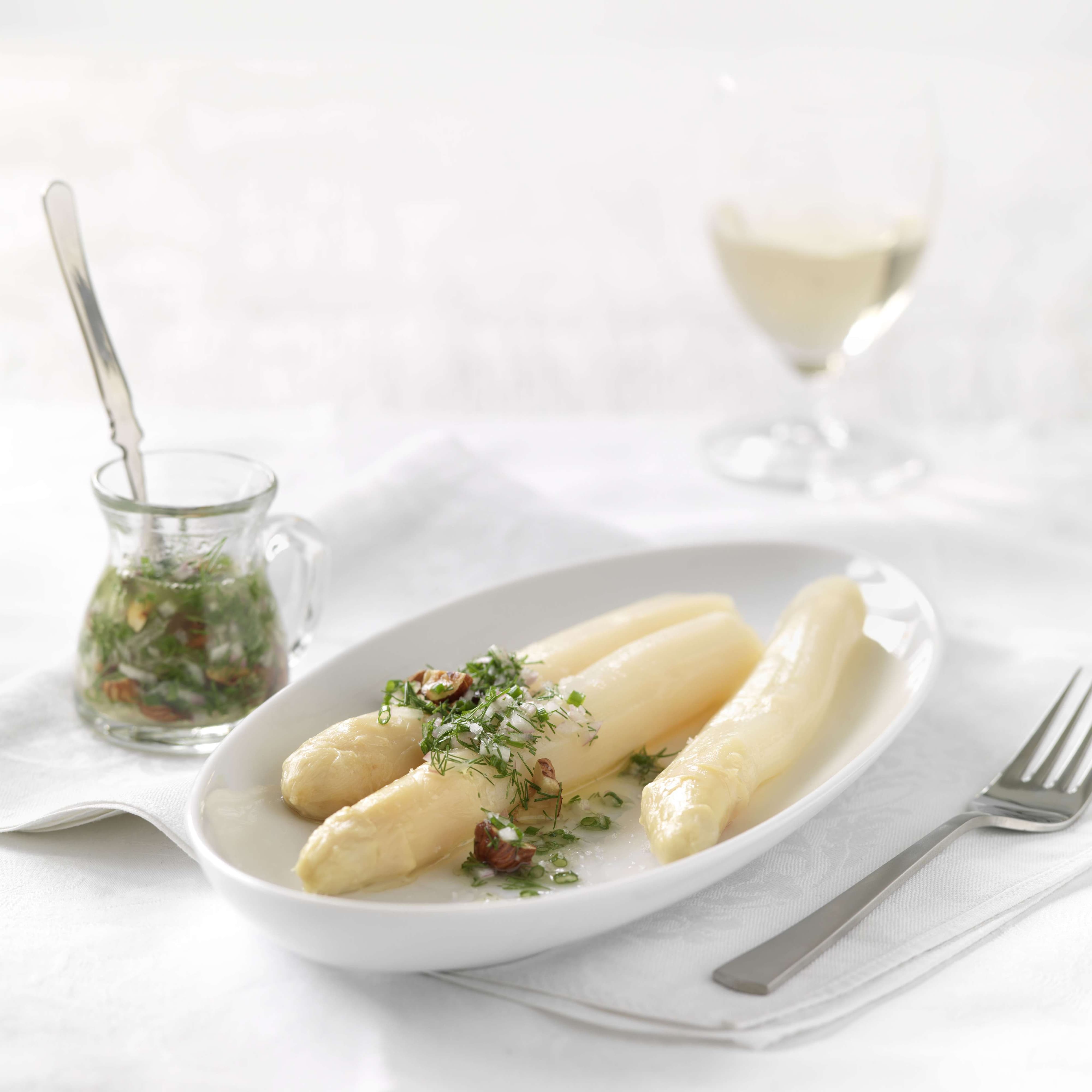 Spargeln mit Haselnüssen und Kräutern | Migusto