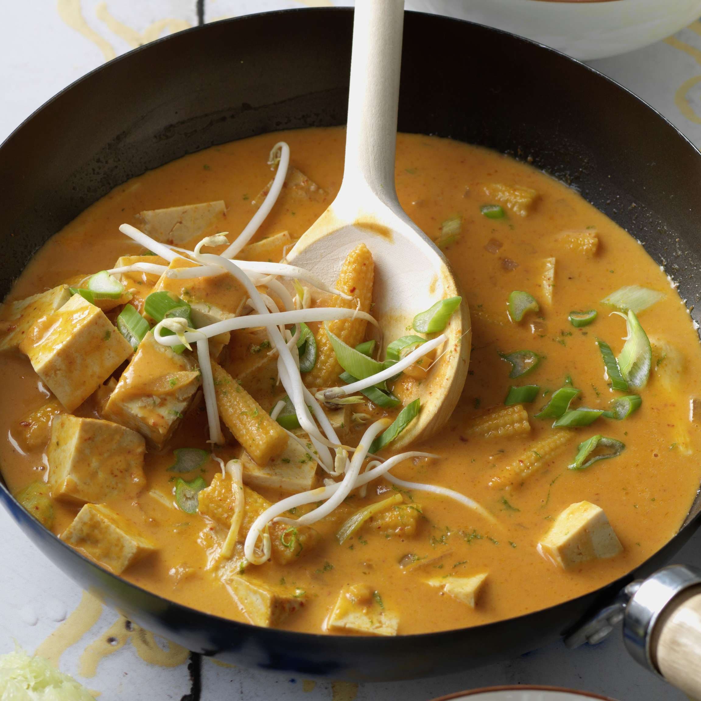 Curry rouge thaï avec poulet poché | Migusto