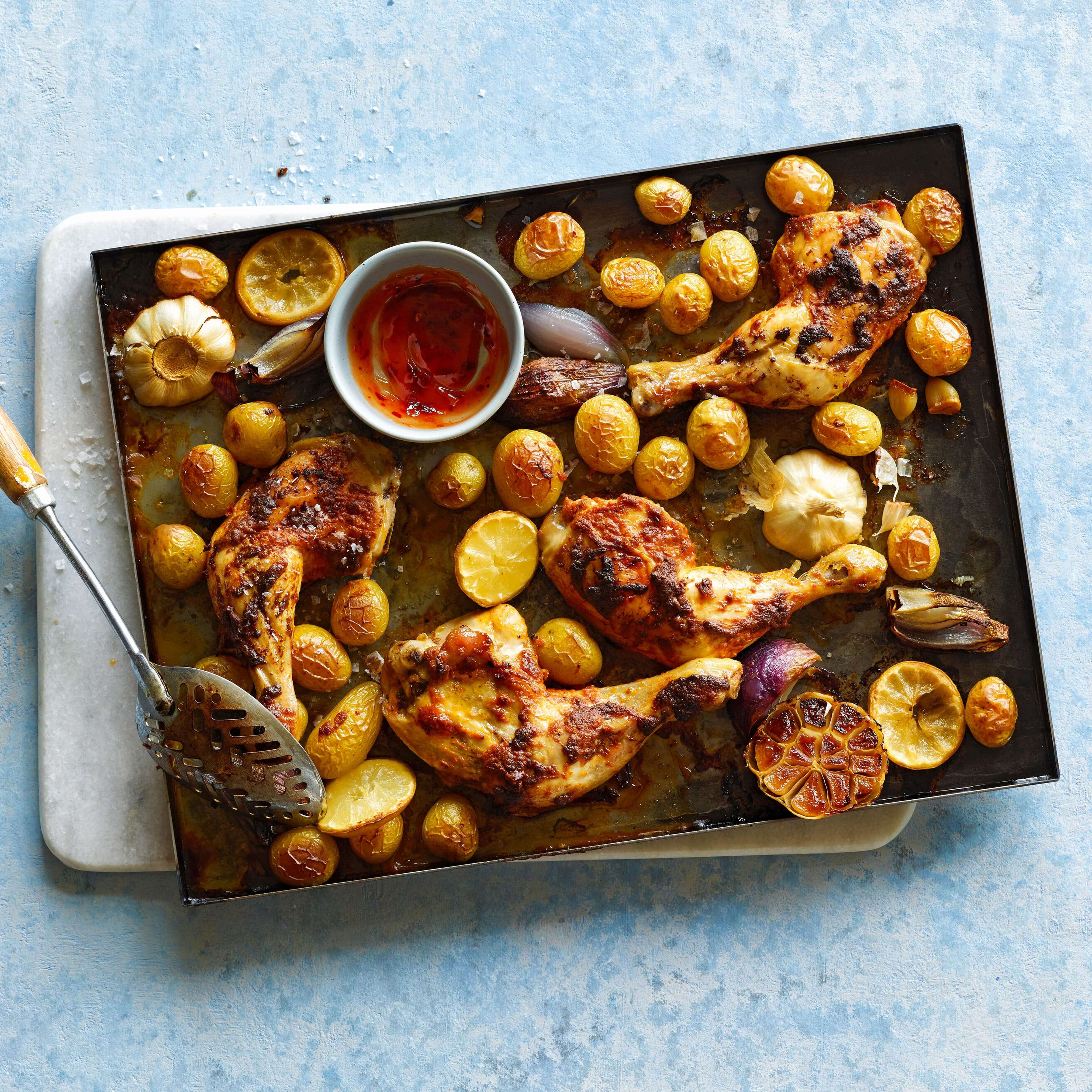 Pouletschenkel mit Honig, Kartoffeln und Äpfeln | Rezept