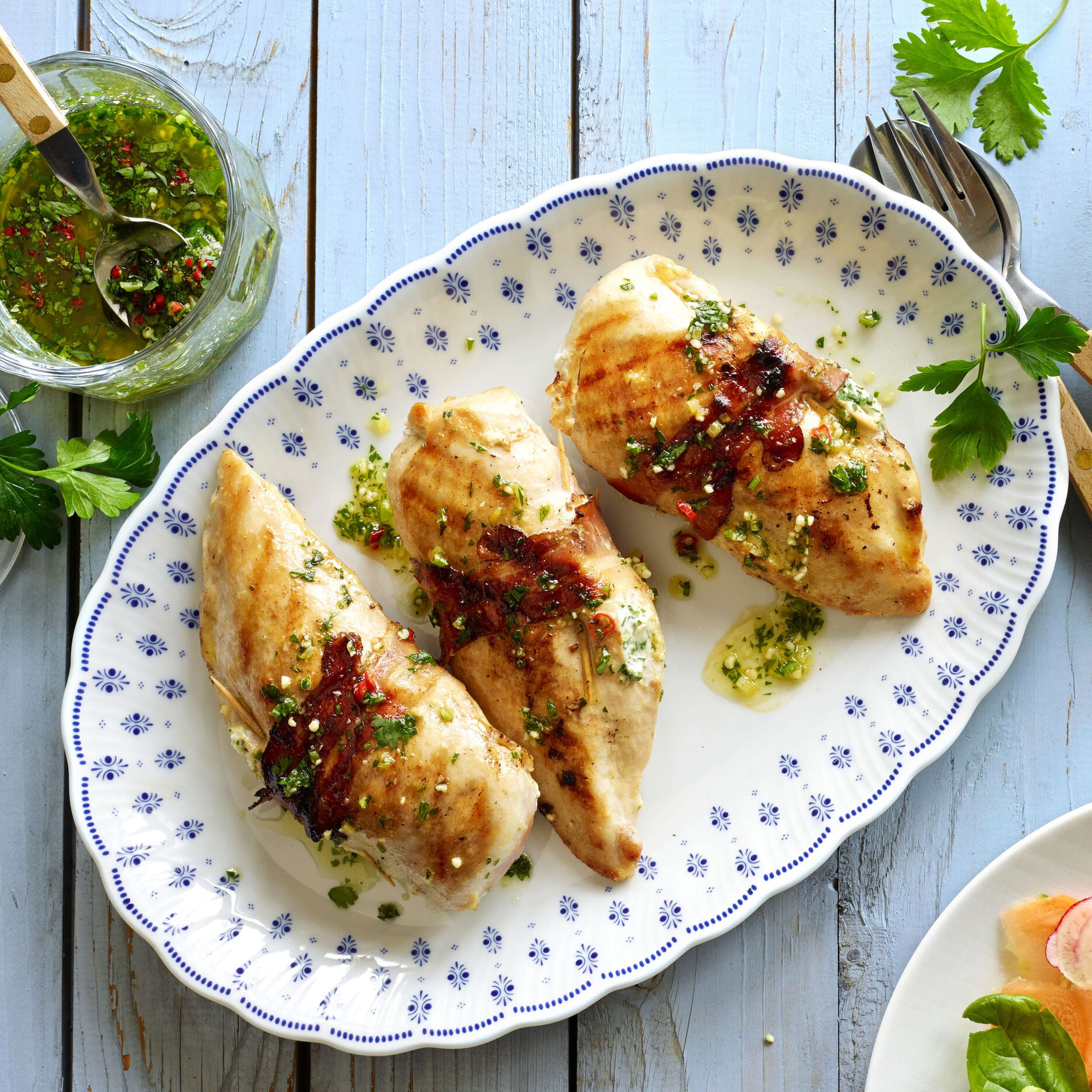 Petto di pollo farcito avvolto in prosciutto crudo | Migusto