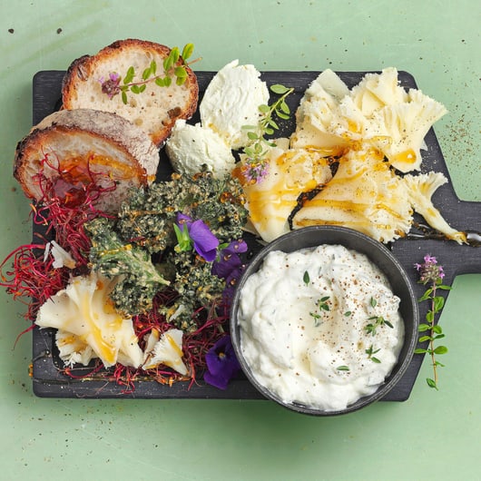 Plateau de fromages doux avec crunch aux pistaches | Recette