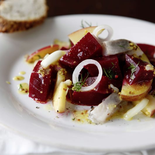 Truite sur salade de betteraves rouges à la pomme | Migusto