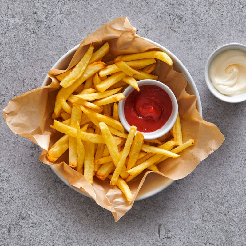 Patatine fritte con cipolle e ketchup al curry | Ricetta