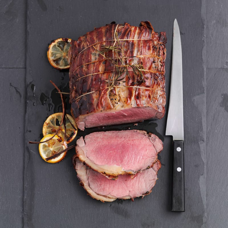 Rôti de cou de porc sur cédrat au four | Migusto