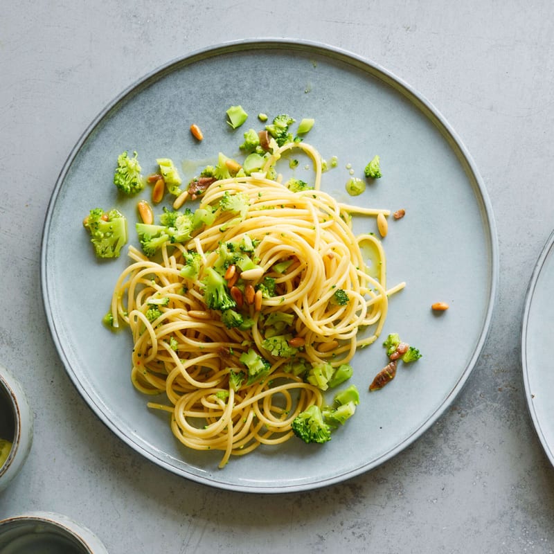 Insalata di pasta e broccoli al basilico con acciughe | Ricetta