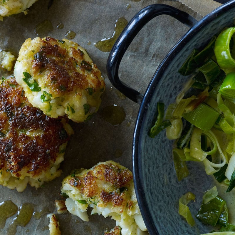Gebratene Felchenfilets mit Senfsauce auf Spinat | Migusto
