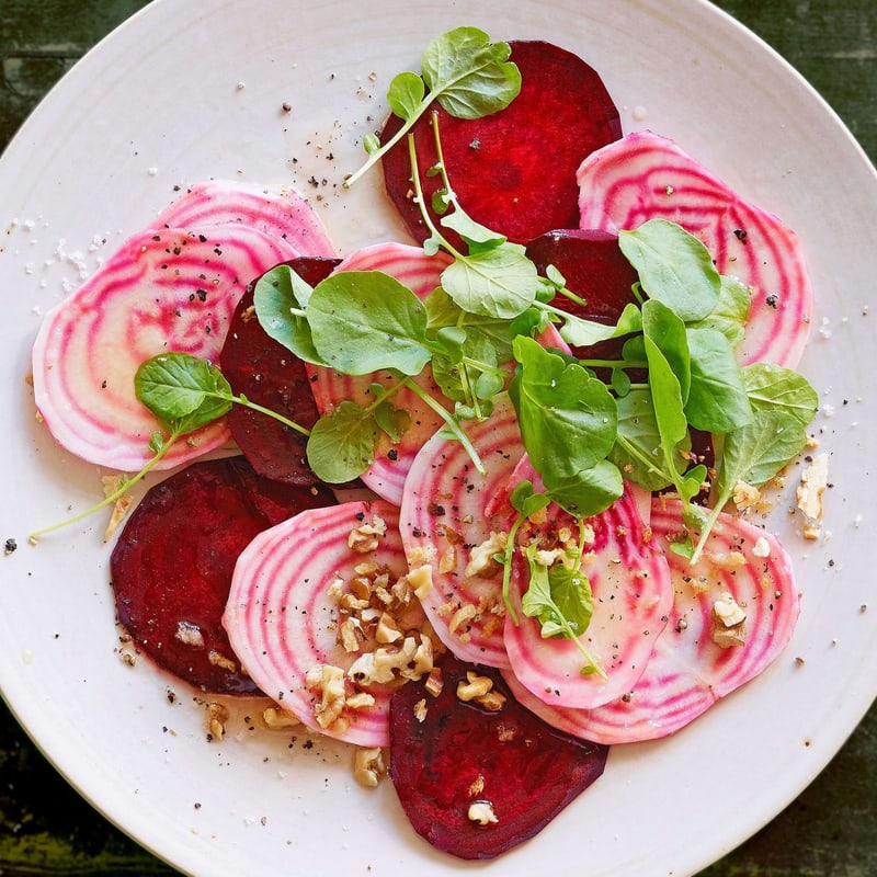 Betteraves rouges rôties avec fromage de chèvre et miel de fleur d ...