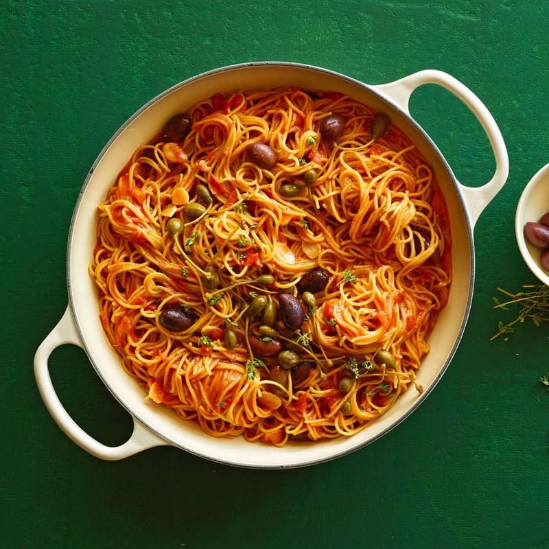 Spaghetti avec œuf et émiettée de lard à l'ail | Migusto