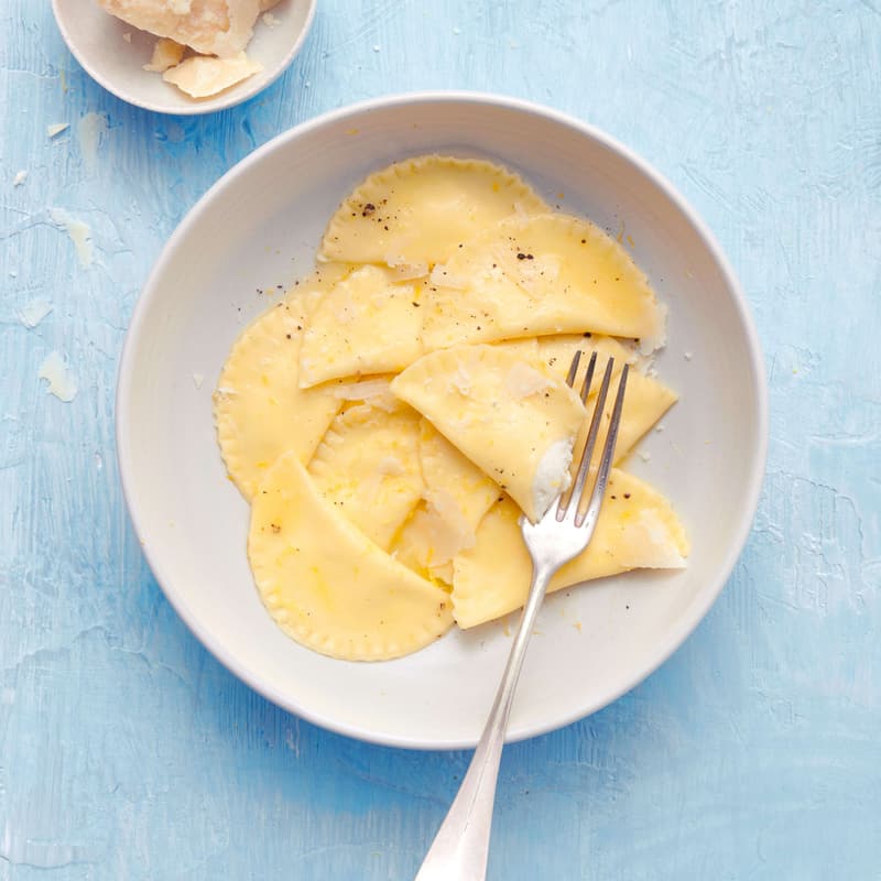 Ravioli de printemps avec mousse aux fines herbes | Migusto